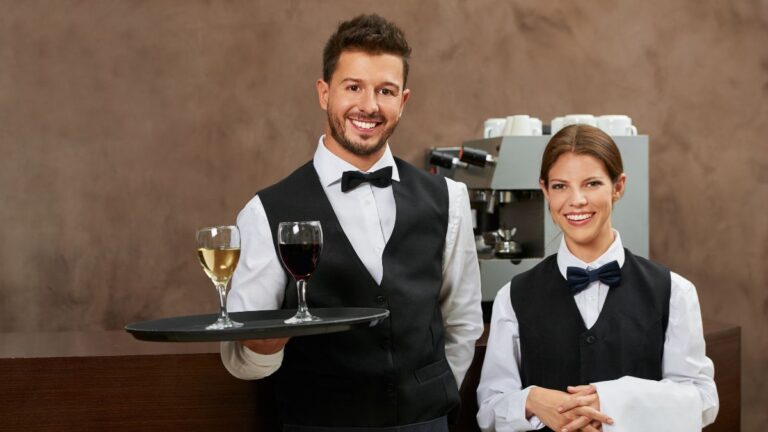 Diferencias entre camarero y ayudante de camarero en 2025