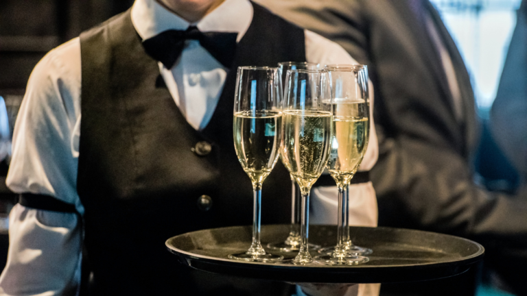 Cómo ser un buen Mesero: Guía completa en 2025 ️